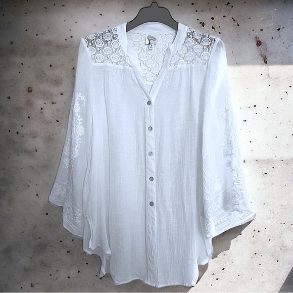 Fig & Flower | Tops | Fig Flower Contrast White Lace Crochet Front ...
